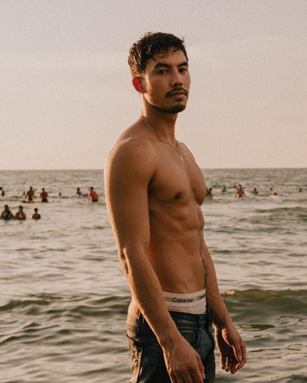 Tony Labrusca อดีตนักร้องชาวฟิลิปปินส์ ที่ปัจจุบันเป็นนายแบบสุดเซ็กซี่