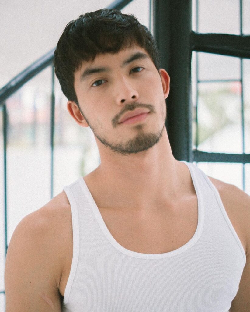 Tony Labrusca อดีตนักร้องชาวฟิลิปปินส์ ที่ปัจจุบันเป็นนายแบบสุดเซ็กซี่