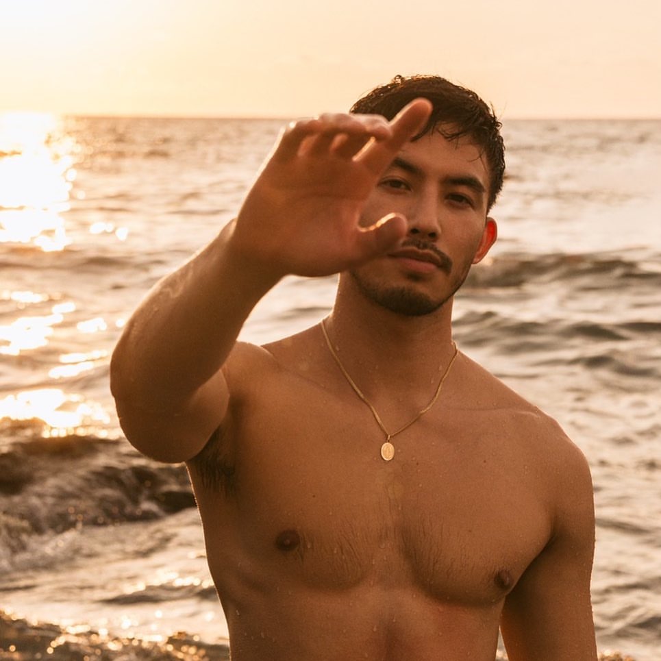 Tony Labrusca อดีตนักร้องชาวฟิลิปปินส์ ที่ปัจจุบันเป็นนายแบบสุดเซ็กซี่