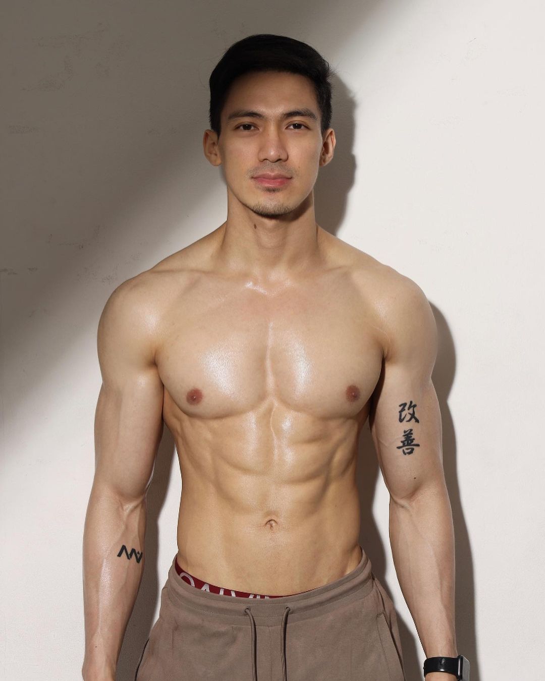 Cho Lim เทรนเนอร์หนุ่มสุดฟิตชาวฟิลิปปินส์ บอกเลยช่วงล่างแน่นมาก